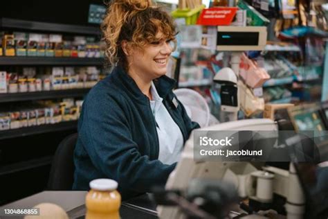 현대 슈퍼마켓에서 금전 등록기에서 일하는 여성 계산원 계산대에 대한 스톡 사진 및 기타 이미지 계산대 계산원 고객 Istock