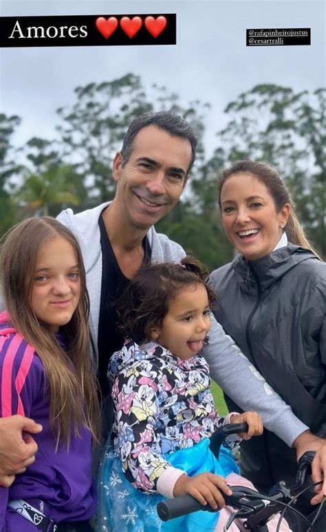 C Sar Tralli E Tici Posam Com Filhas Em Hotel De Luxo Que Lindos