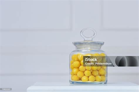아름 다운 신선한 노란 설탕 당의 정은 흰 벽의 배경에 대해 유리 투명 항아리에 저장 됩니다 클로즈업 0명에 대한 스톡 사진 및 기타 이미지 Istock