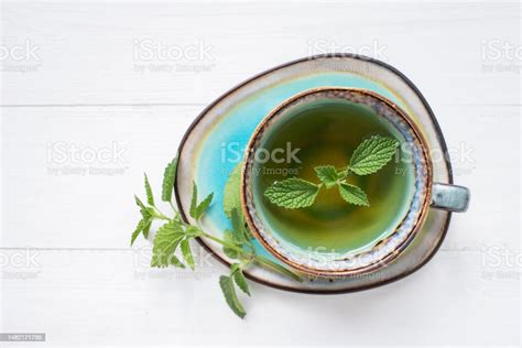 하얀 나무 배경에 천연 신선한 민트 잎이 있는 뜨거운 향기로운 차 한 잔 평면도 텍스트 공간 0명에 대한 스톡 사진 및 기타 이미지 Istock