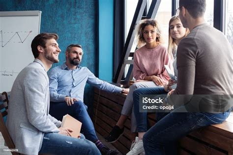 아름다운 비즈니스 사람들은 사무실에서 회의 중에 가젯을 사용하고 말하고 미소짓고 있습니다 경영자에 대한 스톡 사진 및 기타 이미지 Istock