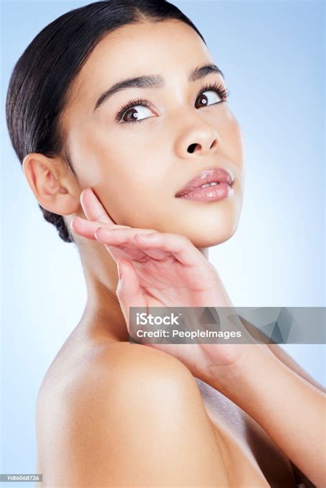 스킨케어 여성 그리고 푸른 배경에 미용 웰빙 화장품 그루밍을 위해 스튜디오에서 얼굴을 짚고 있다 피부 광채 및 소녀 모델은