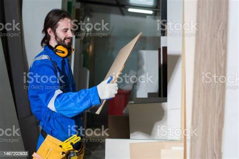 안전 유니폼과 장갑을 낀 남성 목수 노동자가 나무 창고에서 나무 판자를 작업하고 확인합니다 20 24세에 대한 스톡 사진 및 기타 이미지 Istock