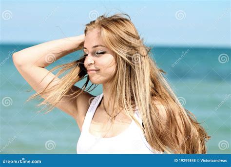 Zomer Mooie Jonge Vrouwen Stock Foto Image Of Meisje