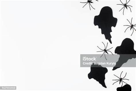 할로윈 플랫 레이 흰색 배경에 검은 유령과 거미 장식 즐거운 할로윈 보내세요 텍스트 공간이 있는 카드 템플릿입니다 세련된 최소한의 테두리 가을에 대한 스톡 사진 및 기타