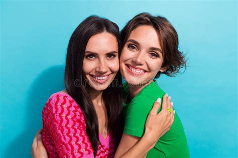 Foto De Alegres Chicas Lindas Vestidas Con Atuendos Coloridos