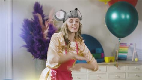 Ričija Rū Pasakas Seriāls Kā Ričijs Rū Tika Pie Savas ģitāras Skatīties Tetplus