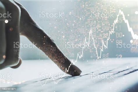 세계지도와 배경 연구 및 전략 개념에 컴퓨터 키보드에 입력 손으로 추상적 인 창조적 인 금융 차트의 이중 노출 거래자에 대한