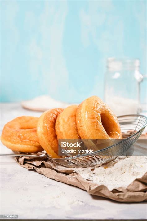 흰색 나무 콘크리트 테이블 위에 구겨진 종이에 설탕이 서 있는 수제 튀긴 도넛 이나 크로넛 텍스트 공간을 남겨둡니다 가루 설탕에 대한 스톡 사진 및 기타 이미지 Istock