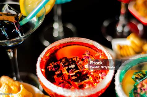 다양 한 알코올 시럽 및 리큐 어를 기반으로 하는 맛있고 다채로운 음료 바텐더의 작품의 독특한 효과 각얼음에 대한 스톡 사진 및 기타 이미지 Istock