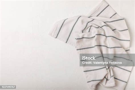 회색 질감의 테이블에 접힌 새로운 무늬 키친 타월 주방 주방 수건 또는 섬유 냅킨 텍스트를 위한 공간을 복사합니다 텍스트를 위한