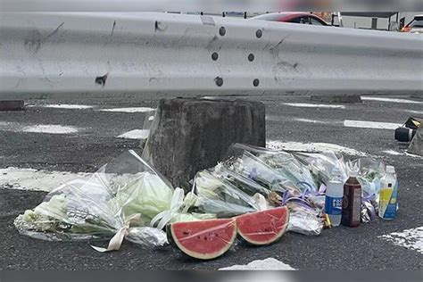 安倍晋三街头演讲遭枪击身亡，事发地搭起献花台，民众自发前来悼念