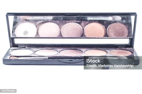 다양한 색조의 얼굴 그림자와 적용을위한 브러시 애플리케이터가있는 팔레트 흰색 배경에 거울로 설정된 메이크업 격리 0명에 대한 스톡 사진 및 기타 이미지 Istock