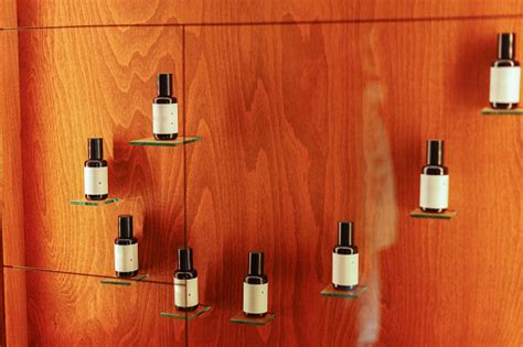 화장품 포장 흰색 연단에 크림 또는 세럼의 다양한 화장품 병 세트 0명에 대한 스톡 사진 및 기타 이미지 0명 강단 건강관리와 의술 Istock