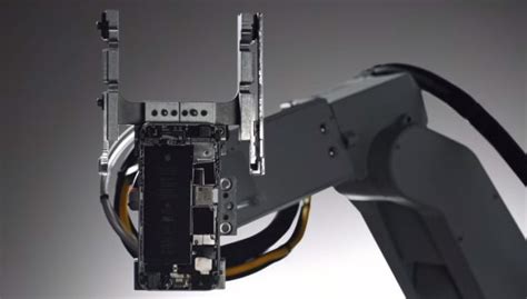 Apples Liam Robot Rips Apart Iphones For Recycling Liliputing