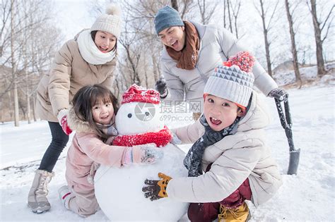 欢乐家庭在雪地里堆雪人高清图片下载 正版图片507667585 摄图网