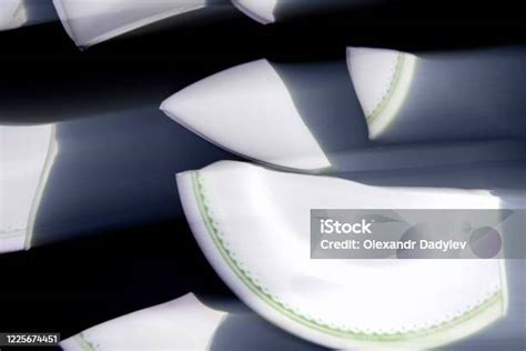 부엌에서 바닥에 깨진 접시 또는 깨진 유리 부엌에서 사고의 개념은 몸과 집 안에 어린 아이들을위한 위험하다 샤드가 움직이면 흐려지다 개념에 대한 스톡 사진 및 기타 이미지