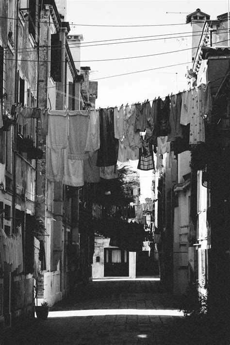 무료 이미지 검정색과 흰색 도로 화이트 거리 골목 검은 단색화 하부 구조 모양 도시 지역 흑백 사진 2781x4172 4070 무료 이미지