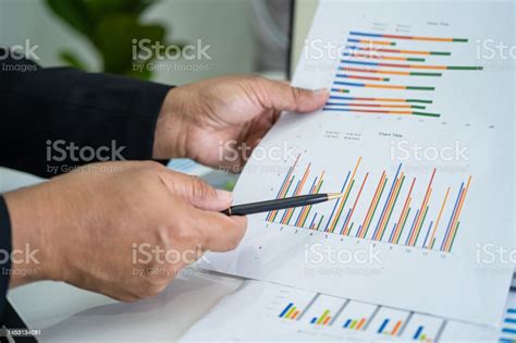 현대 사무실 재무 및 비즈니스 개념에서 차트 그래프 및 계산기로 재무 보고서 프로젝트 회계를 작업하고 분석하는 아시아 회계사 경제에 대한 스톡 사진 및 기타 이미지 Istock