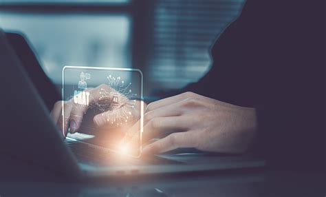 랩톱 컴퓨터를 사용하는 엔지니어는 설정된 명령 프롬프트를 만들어 Ai 학습 검색 프로세스를 가르칩니다 지능형 시스템을 개발합니다 챗봇 채팅 인공지능 시스템 지원 개발 생성형