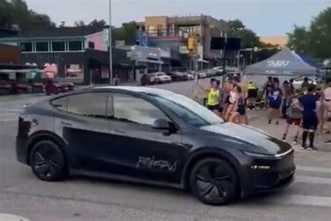 テスラ、ロボタクシーを6月22日に暫定開始と発表。路上でテストカー目撃、しかし有人の伴走車つき Gadget Gate