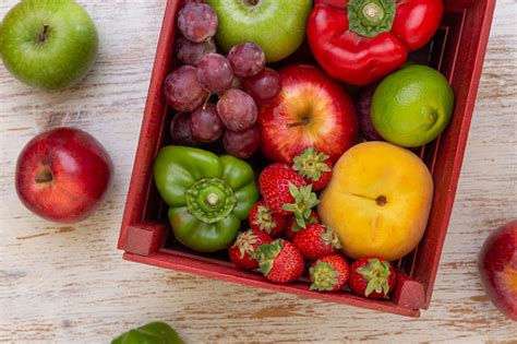 다양한 과일과 채소가 들어있는 풍화 된 흰색 나무 테이블에 빨간색으로 칠해진 사각형 나무 상자의 공중 보기 0명에 대한 스톡 사진 및 기타 이미지 Istock