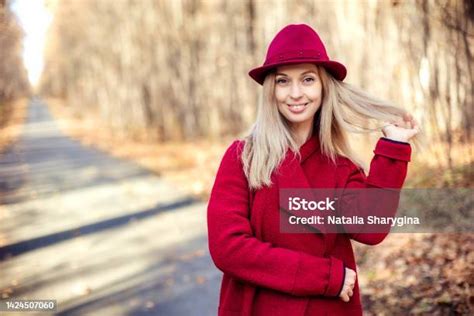 가을 숲에서 산책하는 빨간 코트와 빨간 모자를 쓴 어린 매력적인 소녀의 초상화 가을에 대한 스톡 사진 및 기타 이미지 가을 여자 10월 Istock
