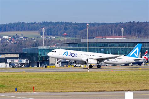 화창한 늦겨울 날 스위스 취리히 클로텐 공항에서 이륙하는 Ajet 여객기 Airbus A321200 등록 Tcgpd의 측면도 0명에 대한 스톡 사진 및 기타 이미지 Istock
