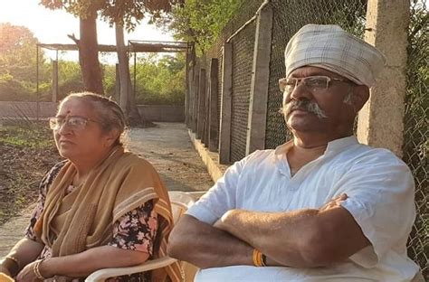 Photo साताऱ्यात उदयनराजेंचा पराभव करणारे खासदार श्रीनिवास पाटील चक्क शेताच्या बांधावर