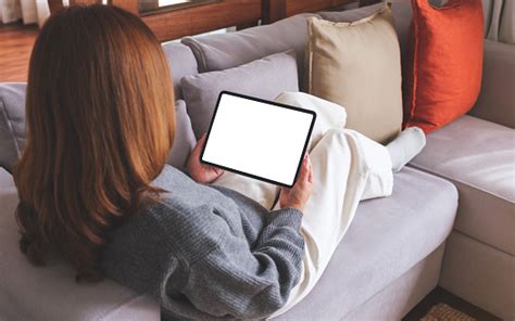 집에서 소파에 누워 있는 동안 빈 데스크톱 화면이 있는 디지털 태블릿을 들고 있는 여성의 모형 이미지 35 39세에 대한 스톡 사진 및 기타 이미지 Istock