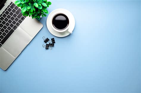 플랫 레이 상단 보기 사무실 테이블 책상 작업 공간 노트북 사무용품 연필 녹색 잎 블루 배경에 커피 컵 0명에 대한 스톡 사진