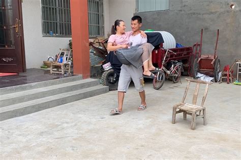 媳妇的腿青了一大块，老公却还不知道咋回事，媳妇不愿意了 凤凰网视频 凤凰网