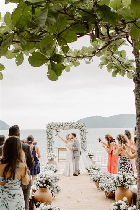 5 Estilos De Look Para Casais Que Se Casam Na Praia Casamento De Praia Penteados Soltos Para