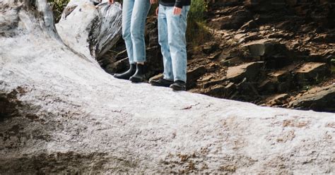 산 꼭대기에 서 있는 남자와 여자 사진 Unsplash의 여성 이미지