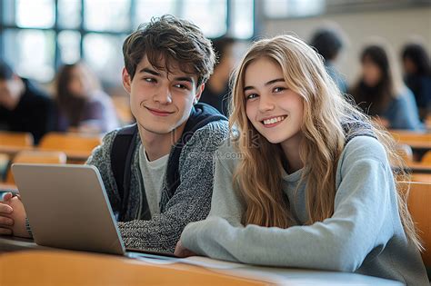 교실에서 웃는 여학생