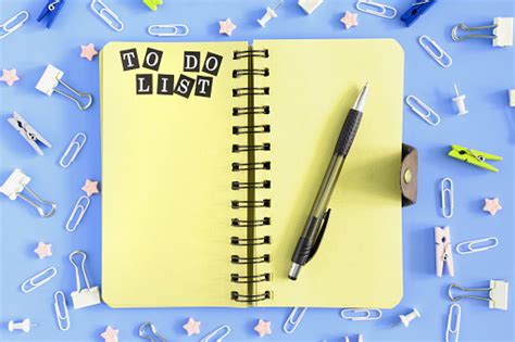 할 일 목록 갈색 시트와 비문 메모장입니다 편지지의 혼돈입니다 클립 Clothespins 및 작은 톱니는 파란색 바탕에 흩어져 0명에 대한 스톡 사진 및 기타 이미지