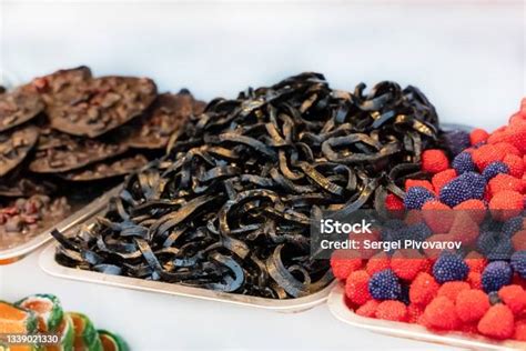 중앙에 다양한 과자 감초 스트립 젤리 사탕과 초콜릿 초점 감초 사탕에 대한 스톡 사진 및 기타 이미지 감초 사탕 견과 공휴일 Istock