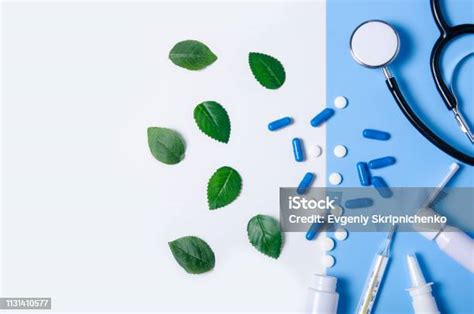 조성 비 강 스프레이 목 스프레이 청진 기 알 약을 가진 백색 항아리 온도계 자연 녹색 잎 0명에 대한 스톡 사진 및 기타 이미지 Istock