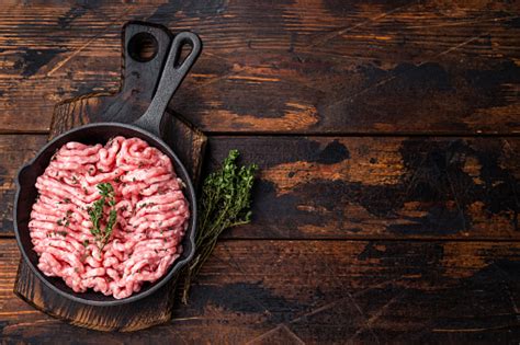 생 갈은 돼지 고기와 쇠고기 고기 프라이팬에 신선한 다진 고기를 요리 할 준비가되었습니다 나무 배경입니다 상의 View 0명에 대한 스톡 사진 및 기타 이미지 Istock
