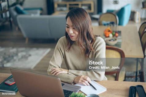 화상 회의 통화 온라인 학습 수업 선생님과 채팅을하는 아름다운 일본 여성 가정의 방에 대한 스톡 사진 및 기타 이미지 가정의
