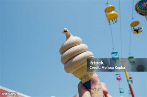 손 놀이 공원와 밝은 푸른 하늘에 대 한 소프트 서브 아이스크림 배경에서 타고 초콜릿을 보유 하 캘리포니아에 대한 스톡 사진 및 기타 이미지 Istock