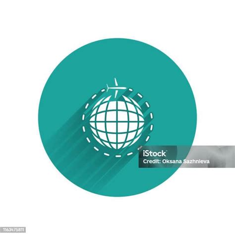 긴 그림자로 고립 된 비행 비행기 아이콘화이트 글로브 비행기는 행성 지구 주위를 비행 항공기 세계 아이콘입니다 녹색 원