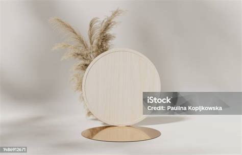 3d 디스플레이 연단 베이지색 배경에는 마른 팜파스 풀이 있습니다 글래머 미니멀 우드와 거울 받침대 럭셔리 뷰티 화장품 프리젠테이션 여성스러운 복사 공간 템플릿입니다