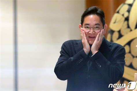 부산 어묵집 이재용 그 사진 가게에 붙였더니 더 불티…폰도 삼성으로