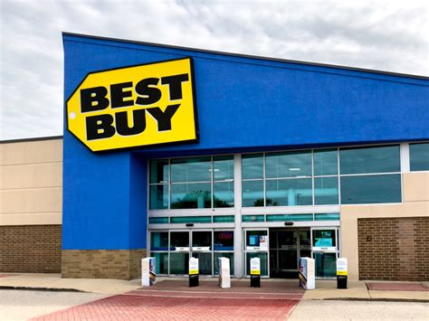 Best Buy Shopper Raging As Fifteen Staff Stood Around Doing Nothing To Help Until She Found