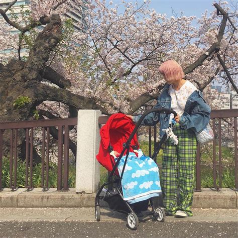 Momoさんのインスタグラム写真 Momoinstagram「桜、また来年〜🌸👋 来年は、とういはもうちょろちょろ走り回ってるんだろ
