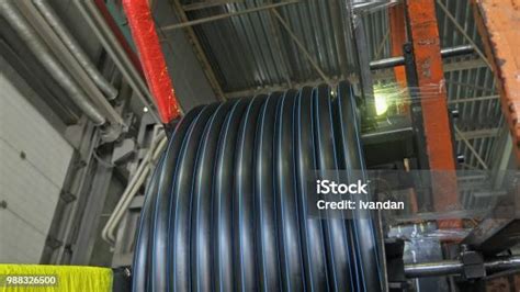 스레딩 코일 파이프 롤 플라스틱 물 파이프 공장 제조입니다 물과 공기 압력의 사용과 기계 도구에 플라스틱 튜브를 만드는 과정 각도에 대한 스톡 사진 및 기타 이미지 Istock