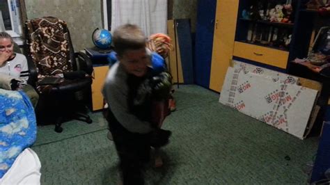 Сестра наказывает старшего брата Youtube