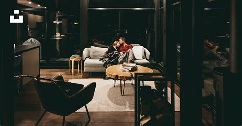 흑인과 백인 격자 무늬 드레스 셔츠를 입은 남자가 의자에 앉아 사진 Unsplash의 무료 실내 이미지