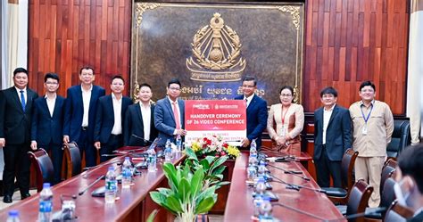 មិត្តហ្វូន ឧបត្ថម្ភប្រព័ន្ធសន្និសីទវីដេអូ ២៦ឈុត ដល់ក្រសួងអប់រំ ខណៈ ២៥ឈុត